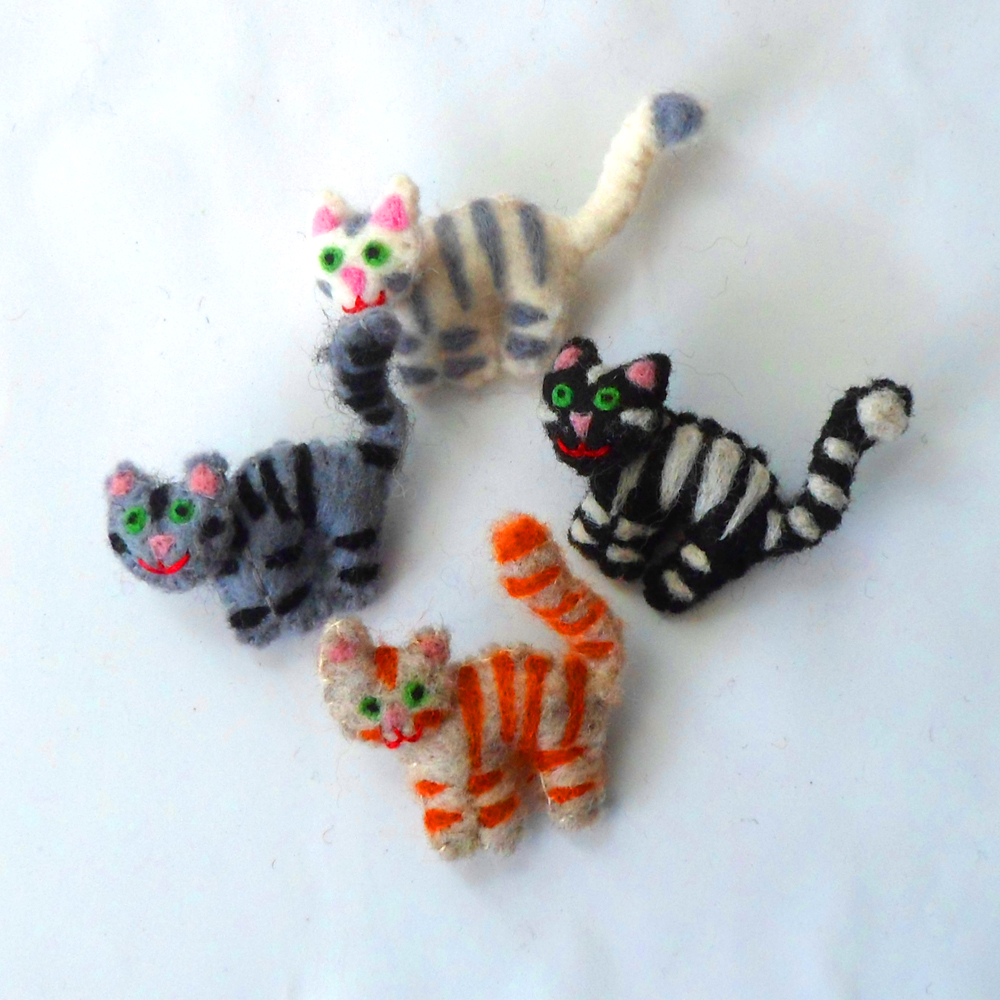 Stripy cat brooch - Koseli